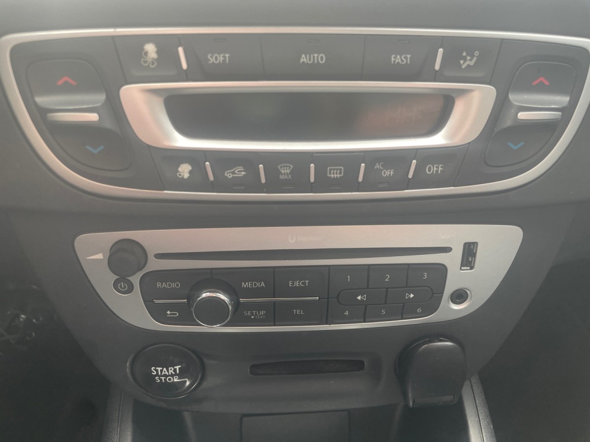 RENAULT d'occasion MEGANE III BERLINE BICORPS TROIS OU CINQ PORTES